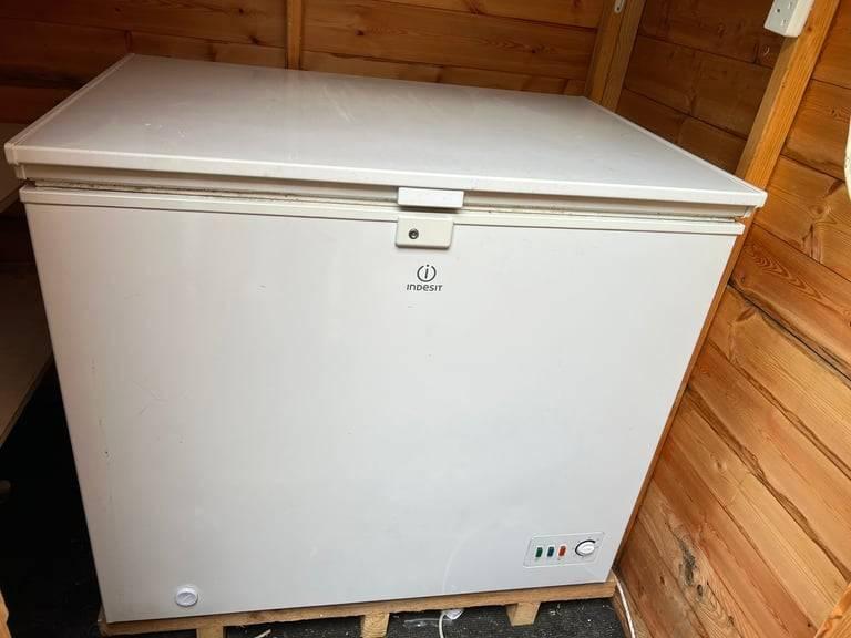ZappAds: Indesit chest freezer OFAA200MUK